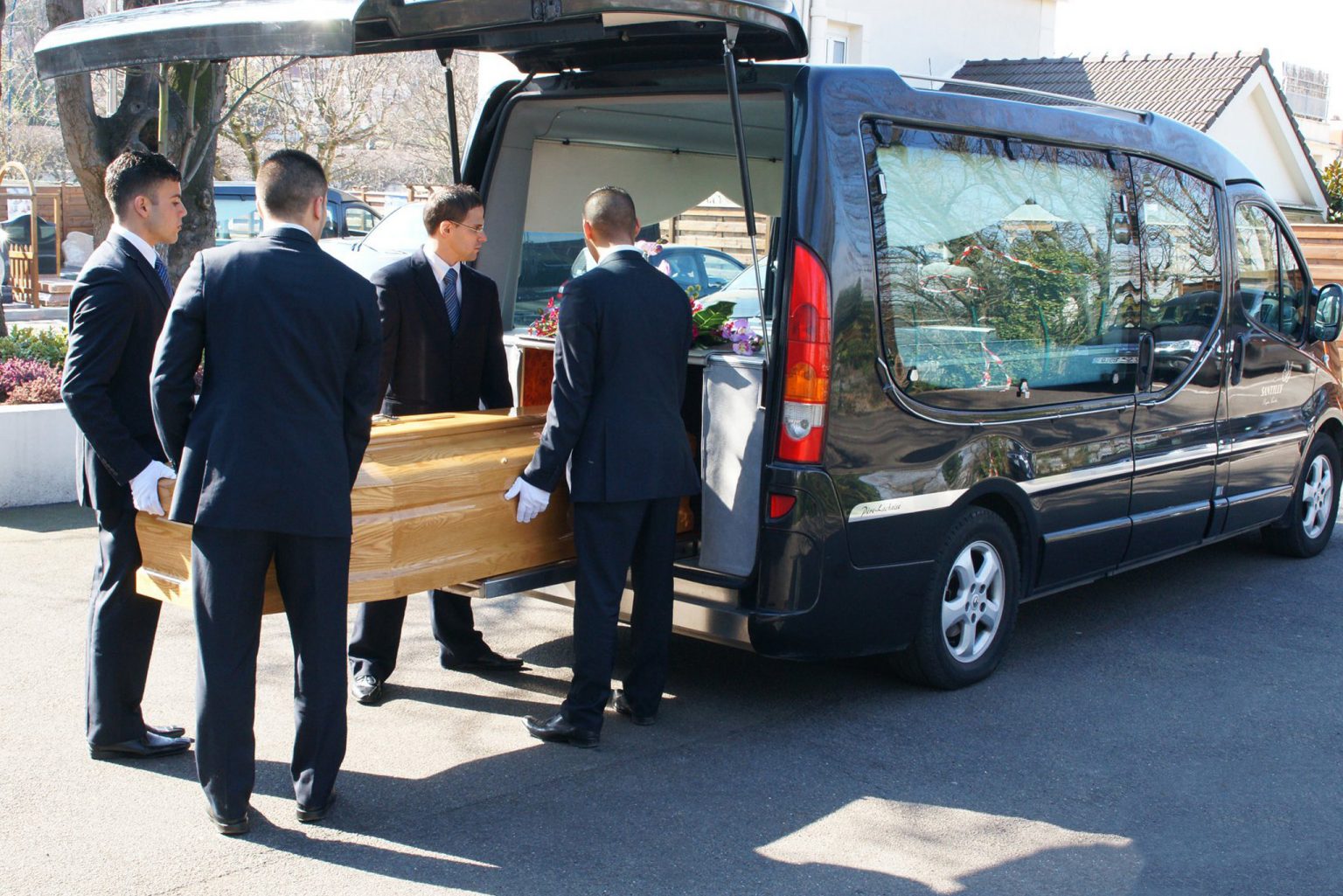 Inhumation et mise en terre du défunt : Les étapes - Pompes Funèbres ...